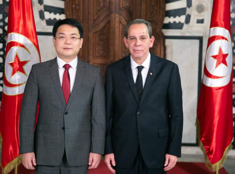 Le chef du gouvernement s’entretient avec le Président de Huawei Northern Africa region pour un ...